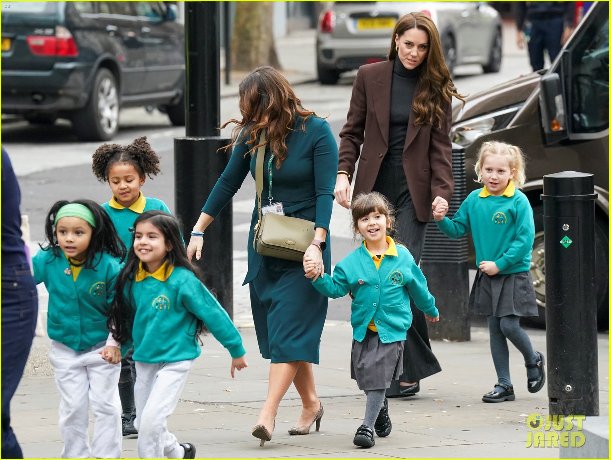 Kate Middleton Joins Schoolchildren on Field Trip to National Portrait ...