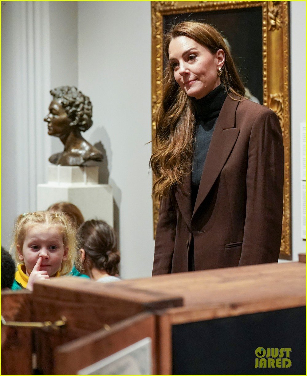 Kate Middleton Joins Schoolchildren on Field Trip to National Portrait ...