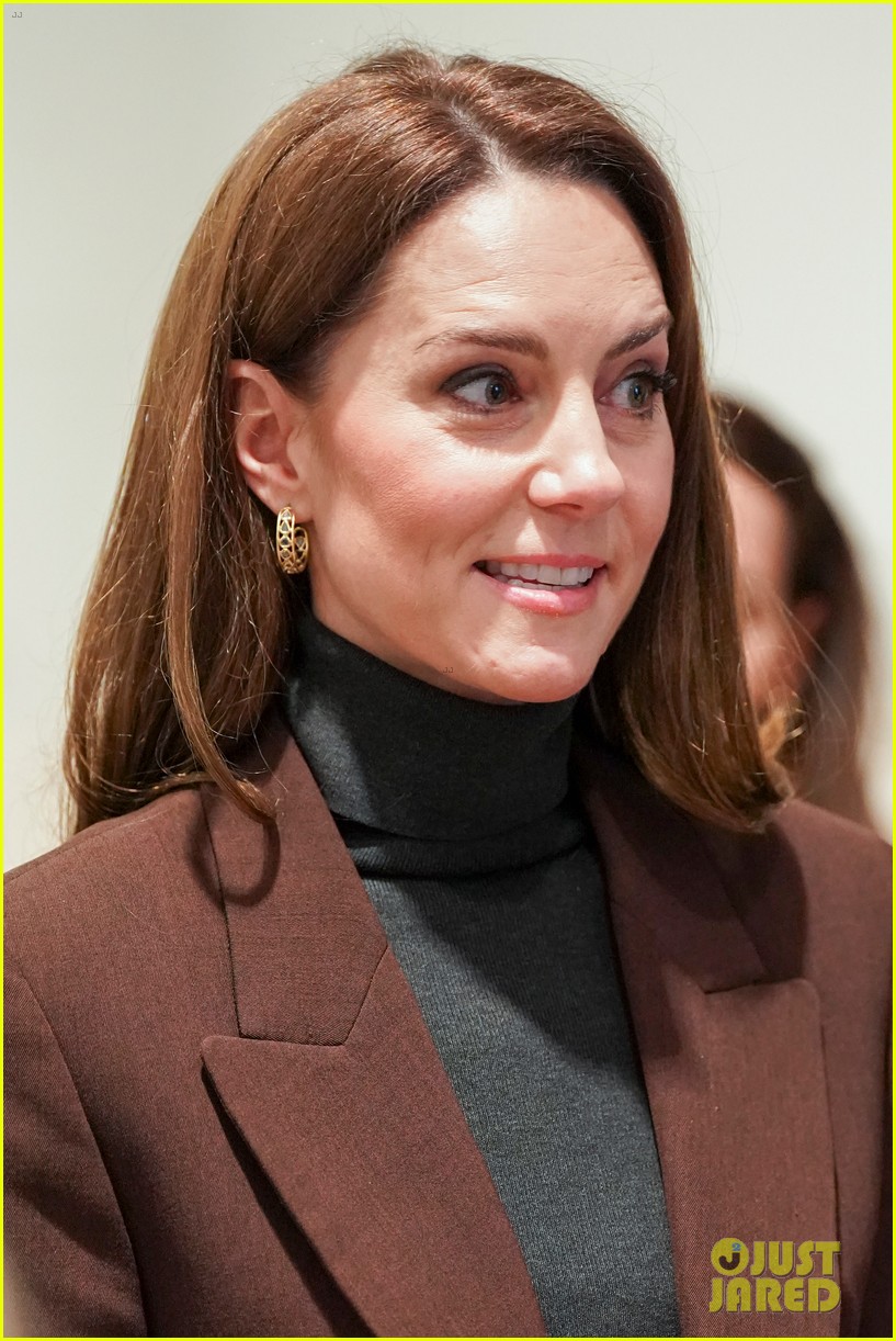Kate Middleton Joins Schoolchildren on Field Trip to National Portrait ...