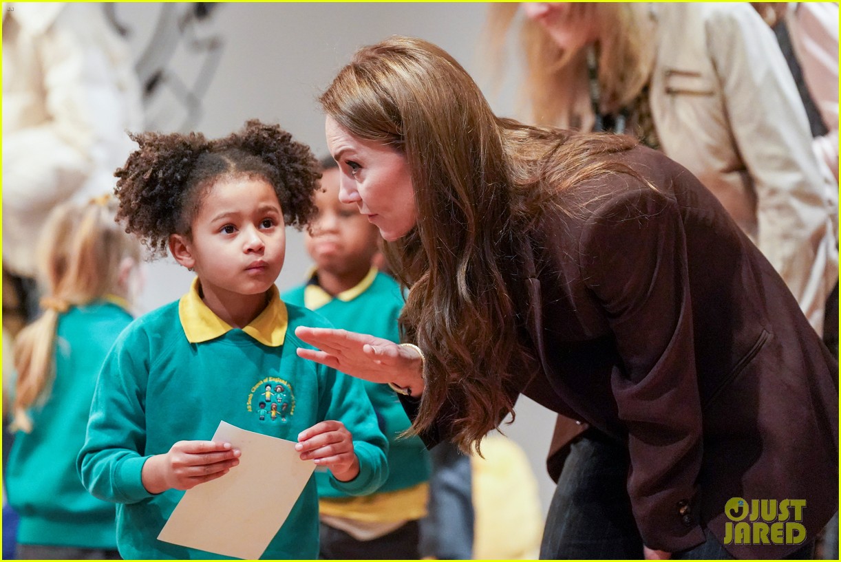 Kate Middleton Joins Schoolchildren on Field Trip to National Portrait ...