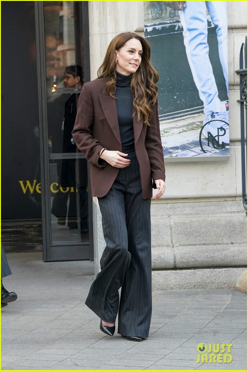 Kate Middleton Joins Schoolchildren on Field Trip to National Portrait ...