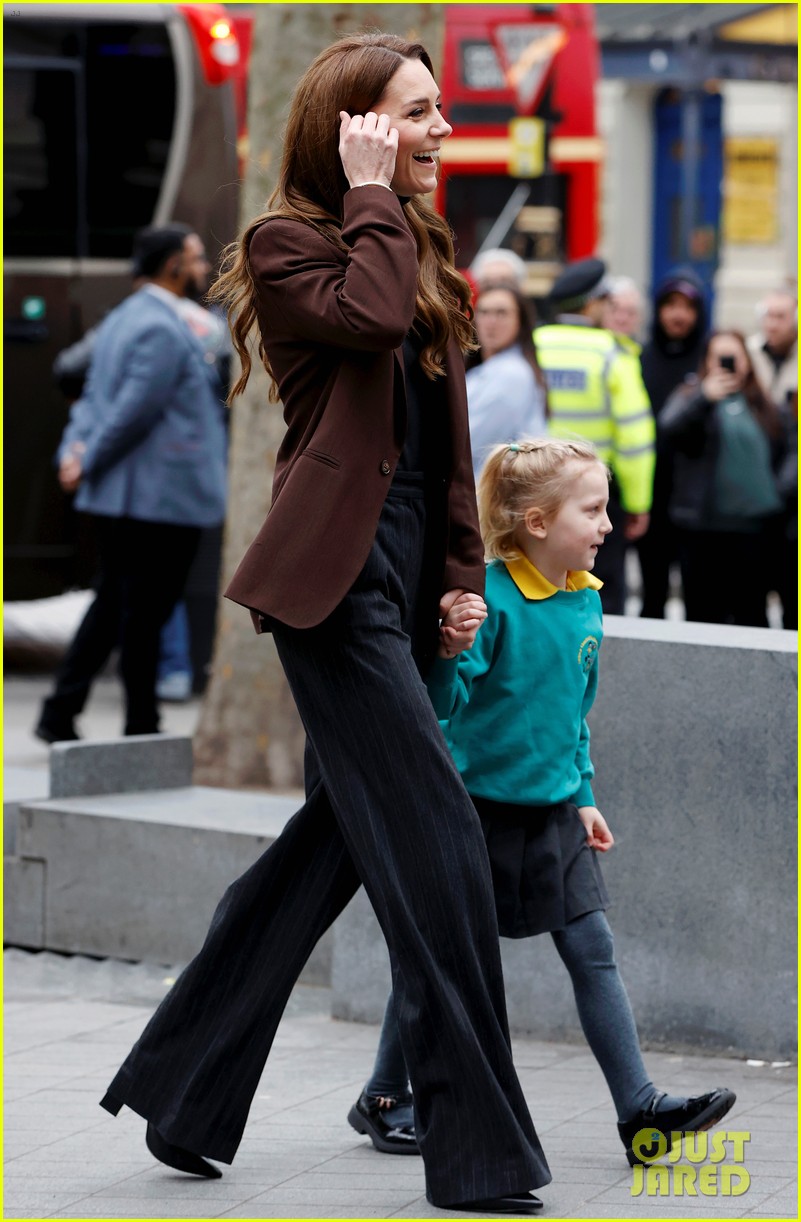 Photo: kate middleton field trip 17 | Photo 5122105 | Just Jared ...