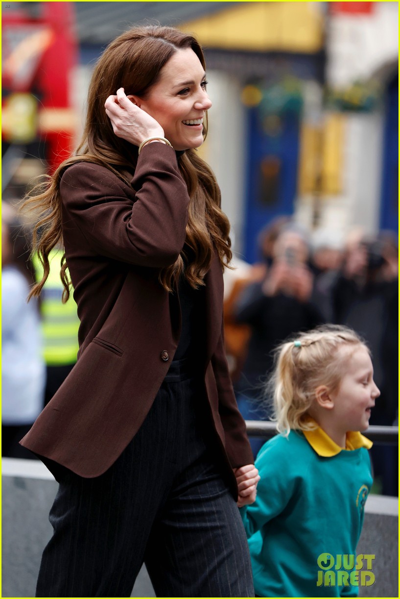 Kate Middleton Joins Schoolchildren on Field Trip to National Portrait ...