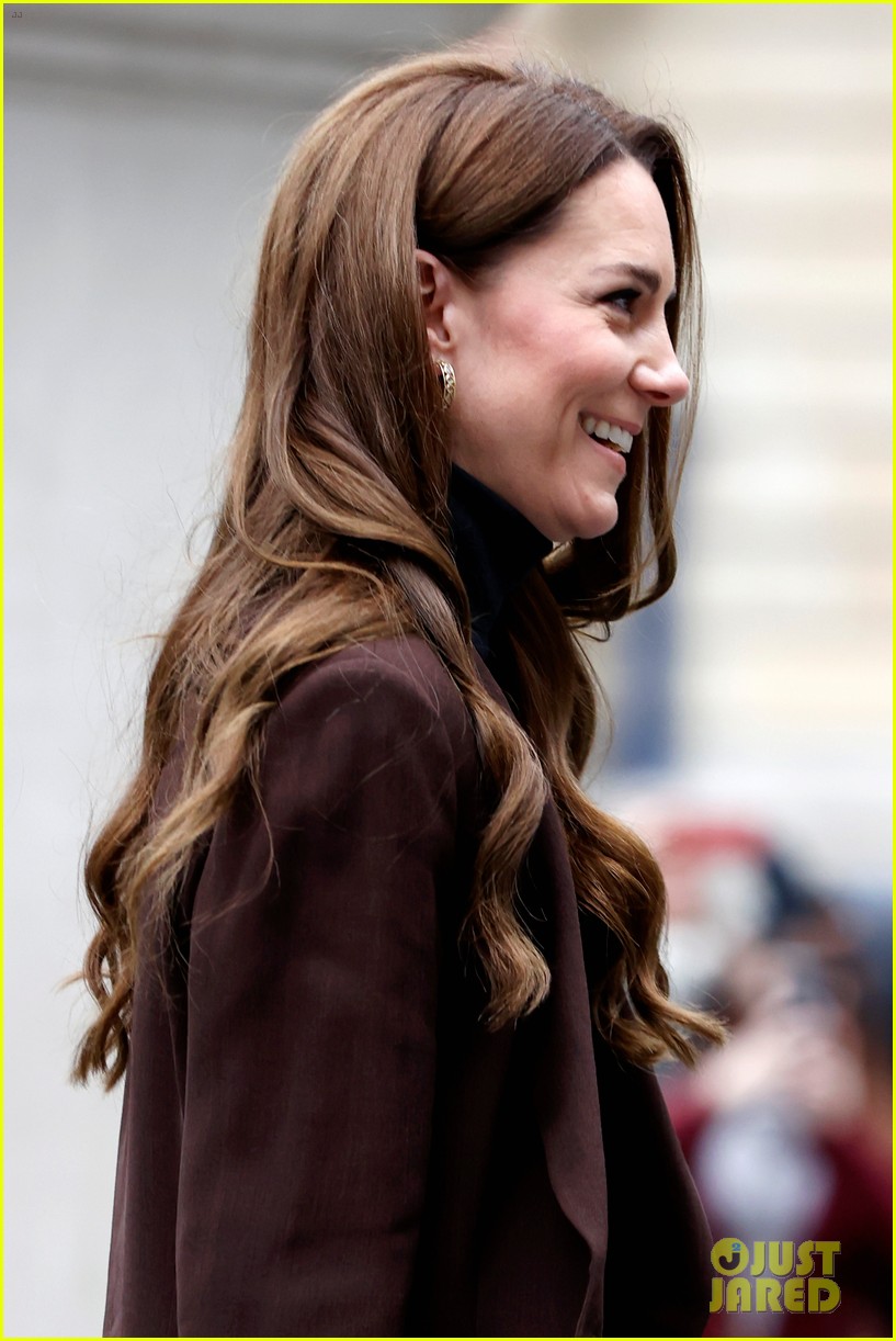 Kate Middleton Joins Schoolchildren on Field Trip to National Portrait ...