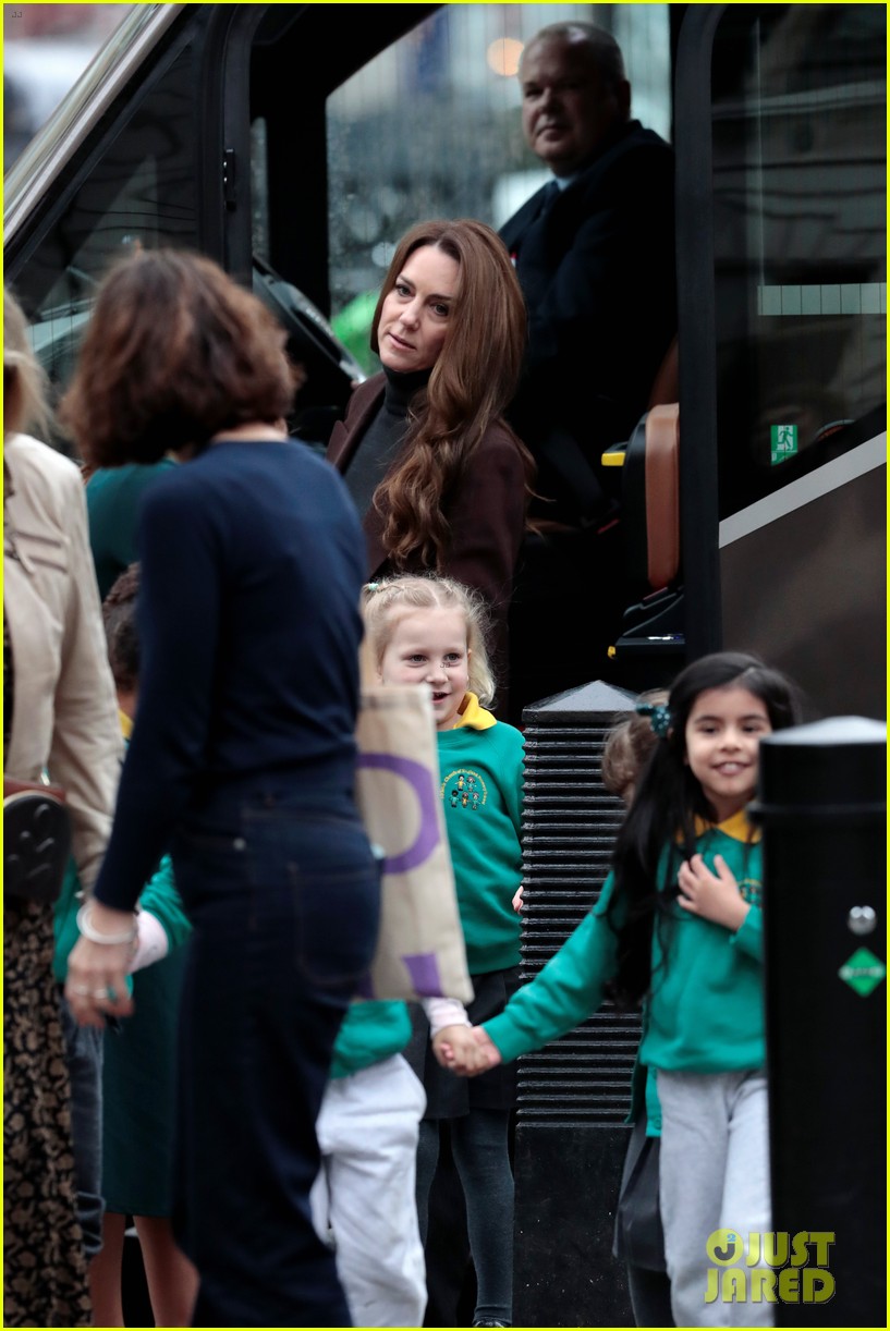 Photo: kate middleton field trip 20 | Photo 5122108 | Just Jared ...