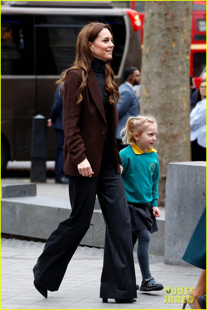 Kate Middleton Joins Schoolchildren on Field Trip to National Portrait ...