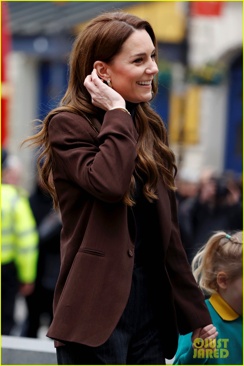 Kate Middleton Joins Schoolchildren on Field Trip to National Portrait ...