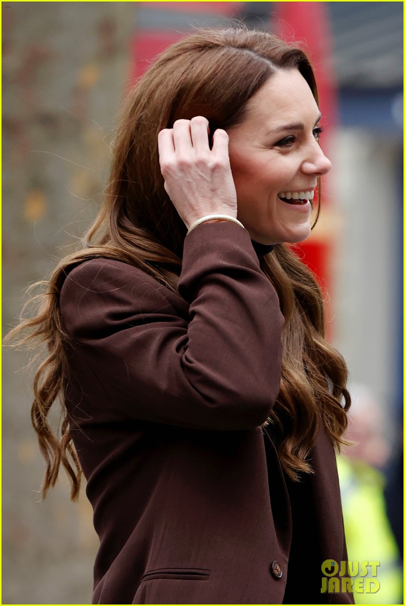 Kate Middleton Joins Schoolchildren on Field Trip to National Portrait ...