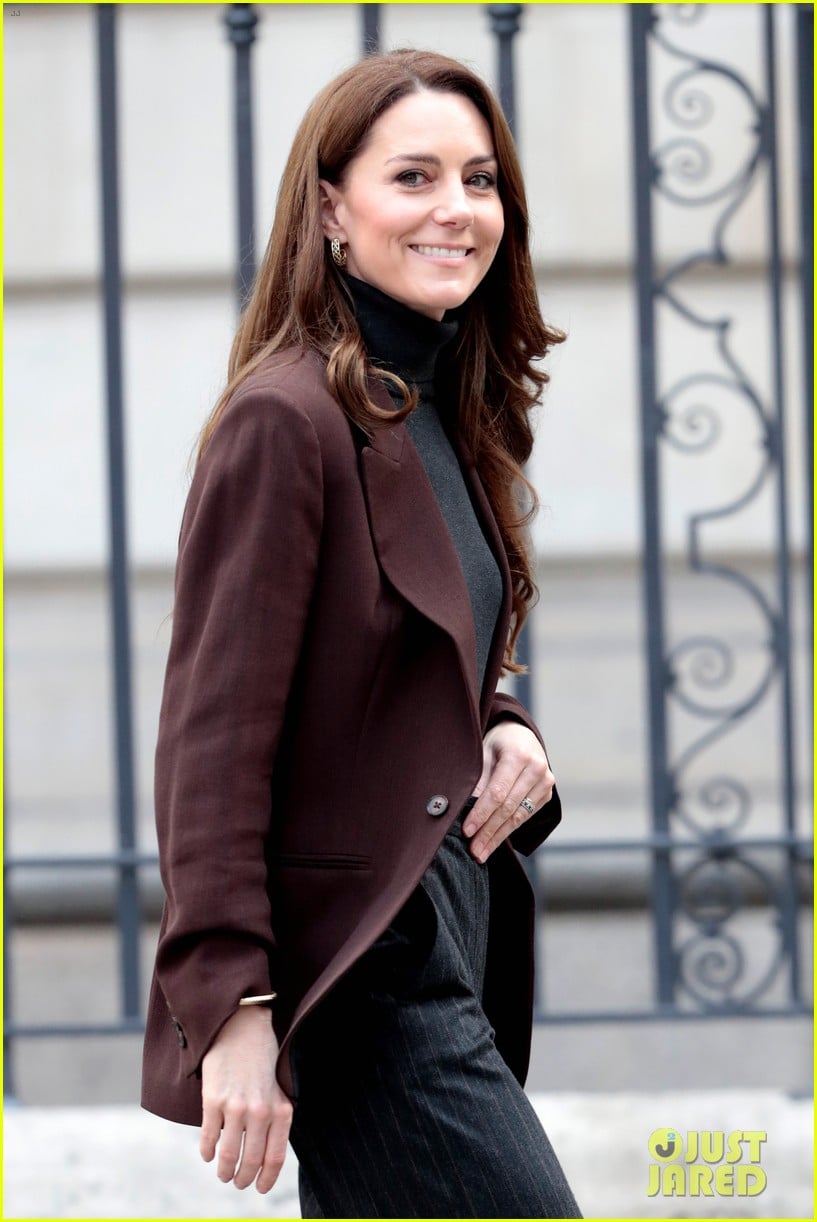 Kate Middleton Joins Schoolchildren on Field Trip to National Portrait ...