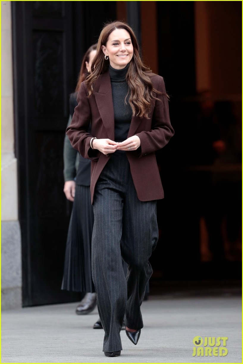 Kate Middleton Joins Schoolchildren on Field Trip to National Portrait ...