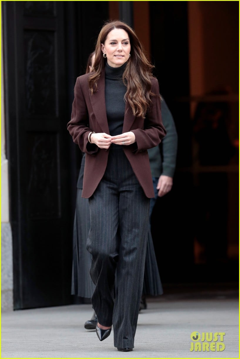 Kate Middleton Joins Schoolchildren on Field Trip to National Portrait ...