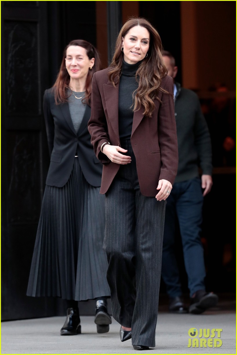 Kate Middleton Joins Schoolchildren on Field Trip to National Portrait ...