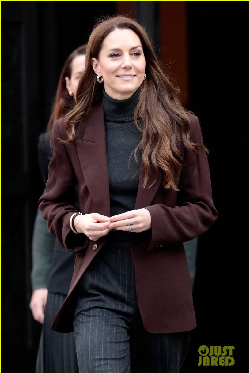 Kate Middleton Joins Schoolchildren on Field Trip to National Portrait ...