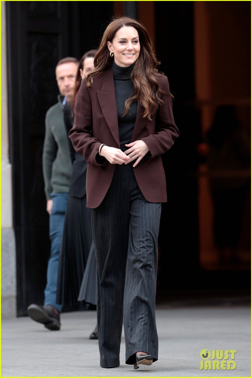 Kate Middleton Joins Schoolchildren on Field Trip to National Portrait ...