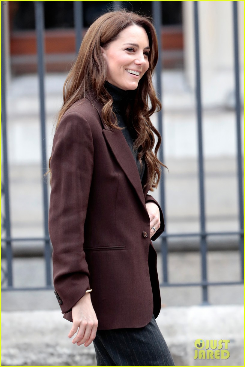 Kate Middleton Joins Schoolchildren on Field Trip to National Portrait ...
