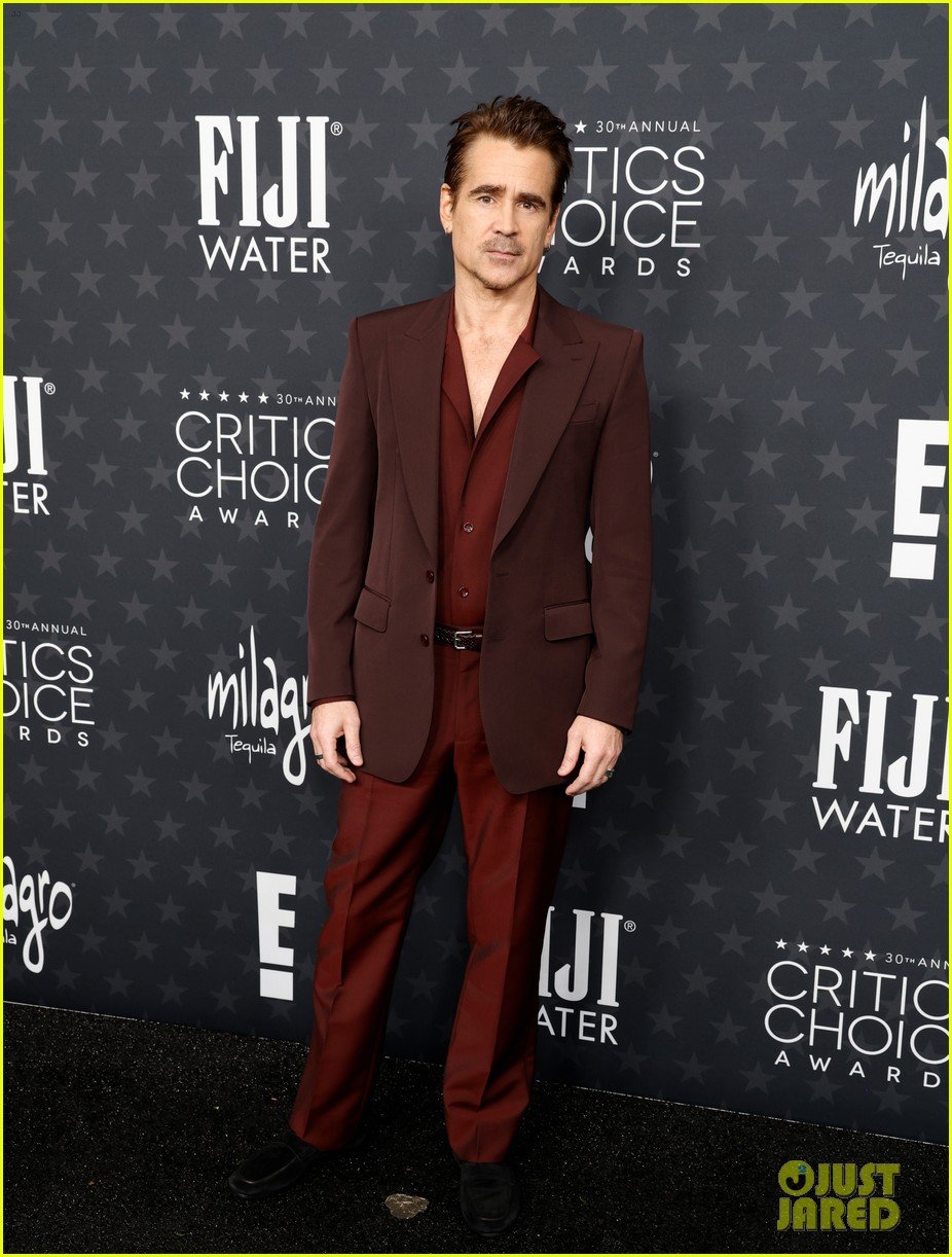 Orlando Bloom & Colin Farrell Are Style Twins in Maroon Suits on ...