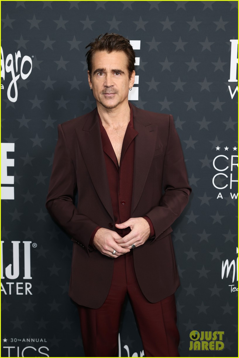 Orlando Bloom & Colin Farrell Are Style Twins in Maroon Suits on ...