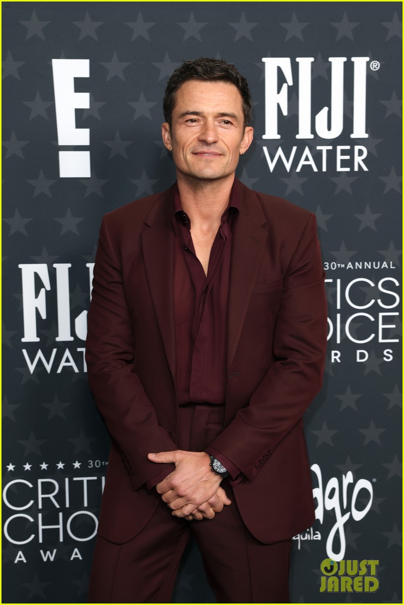 Orlando Bloom & Colin Farrell Are Style Twins in Maroon Suits on ...
