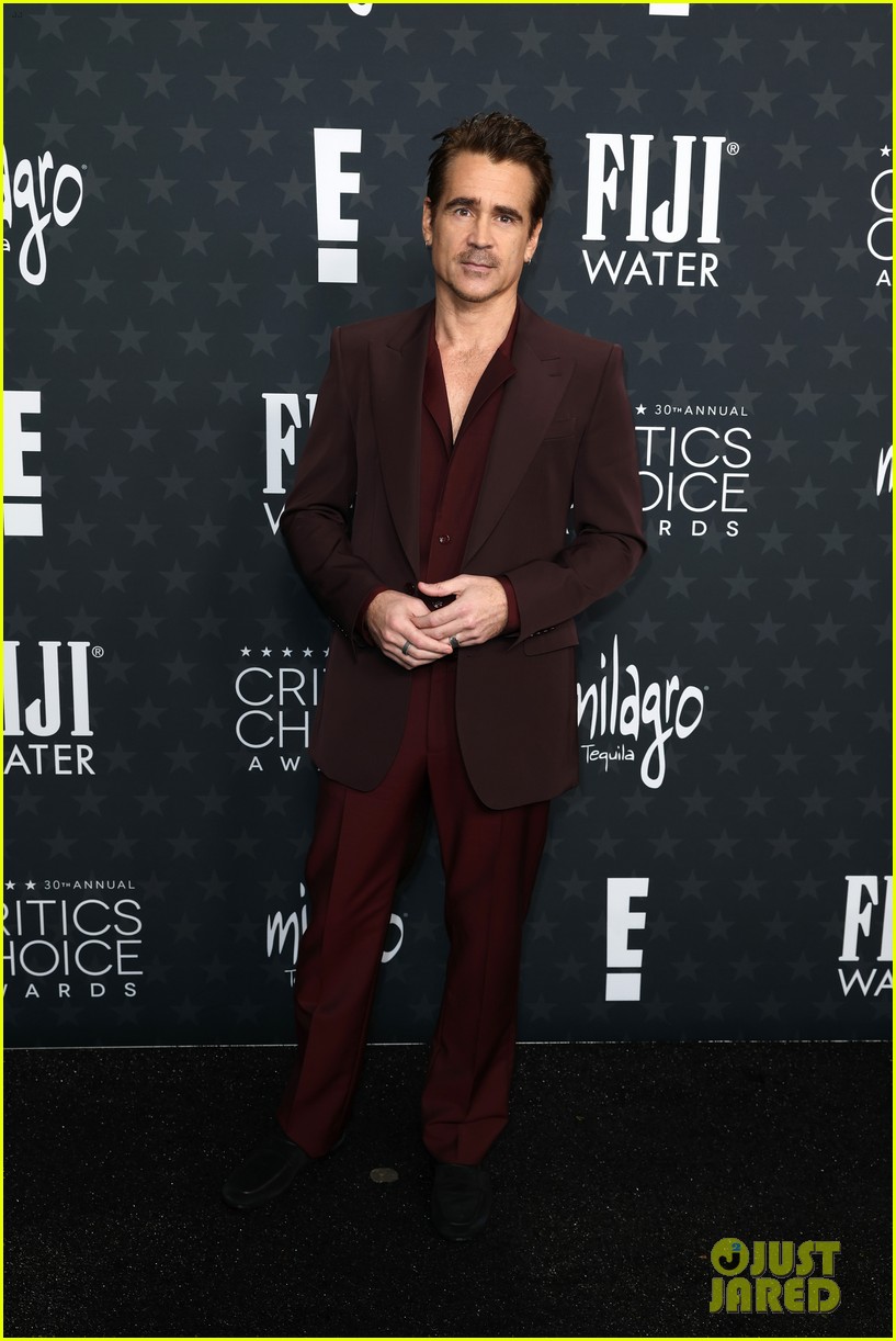 Orlando Bloom & Colin Farrell Are Style Twins in Maroon Suits on ...