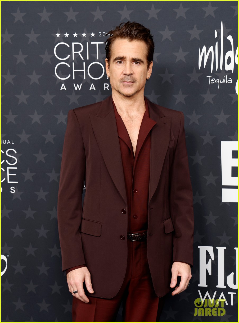 Orlando Bloom & Colin Farrell Are Style Twins in Maroon Suits on ...