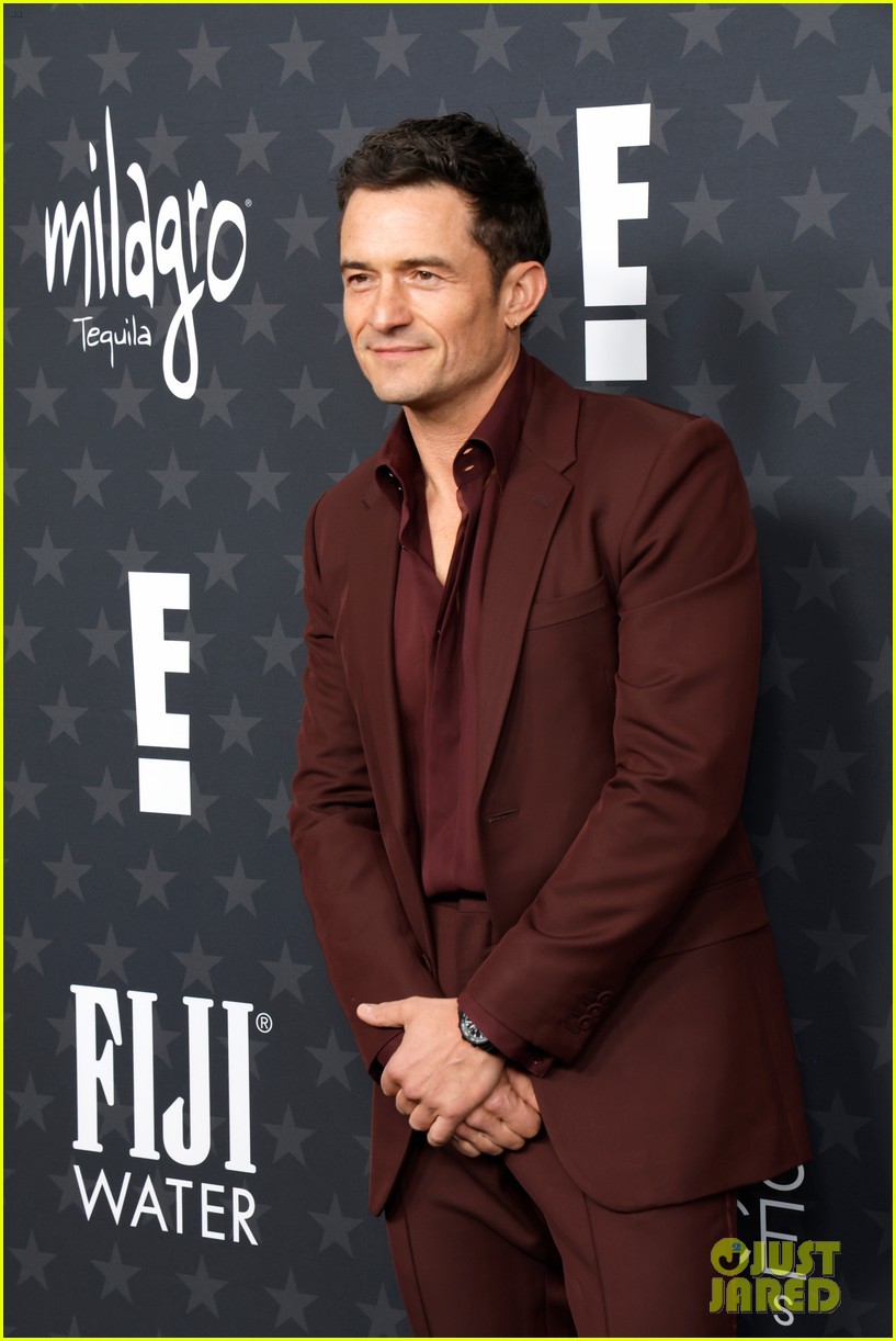 Orlando Bloom & Colin Farrell Are Style Twins in Maroon Suits on ...