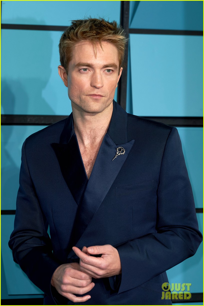 Robert Pattinson Looks Dapper in Sleek Suit at 'Mickey 17' World ...