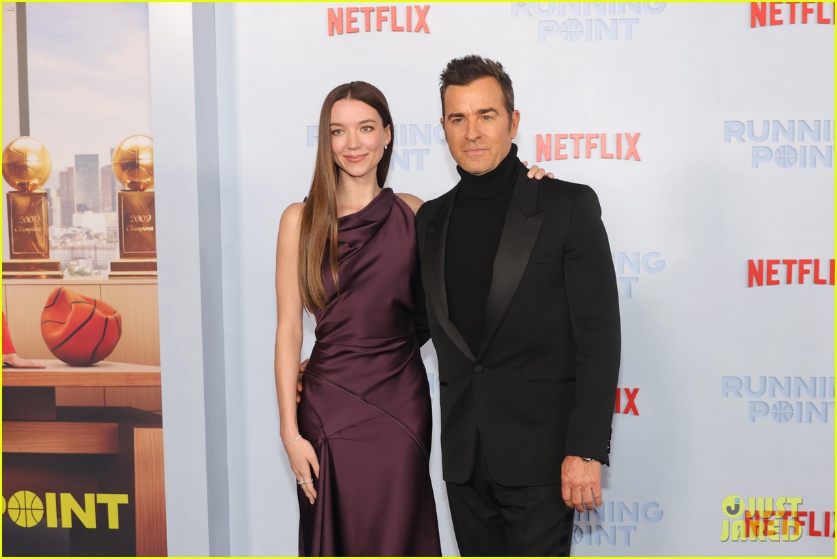 Kate Hudson & Mindy Kaling Go Gorgeous in Gold for 'Running Point ...