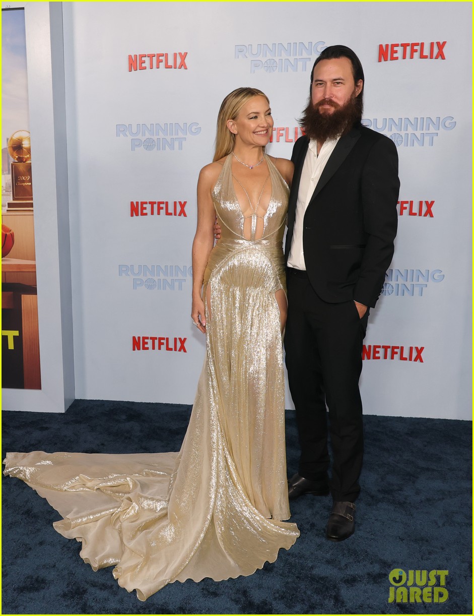 Kate Hudson & Mindy Kaling Go Gorgeous in Gold for 'Running Point ...