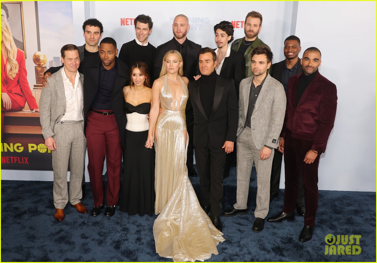 Kate Hudson & Mindy Kaling Go Gorgeous in Gold for 'Running Point ...