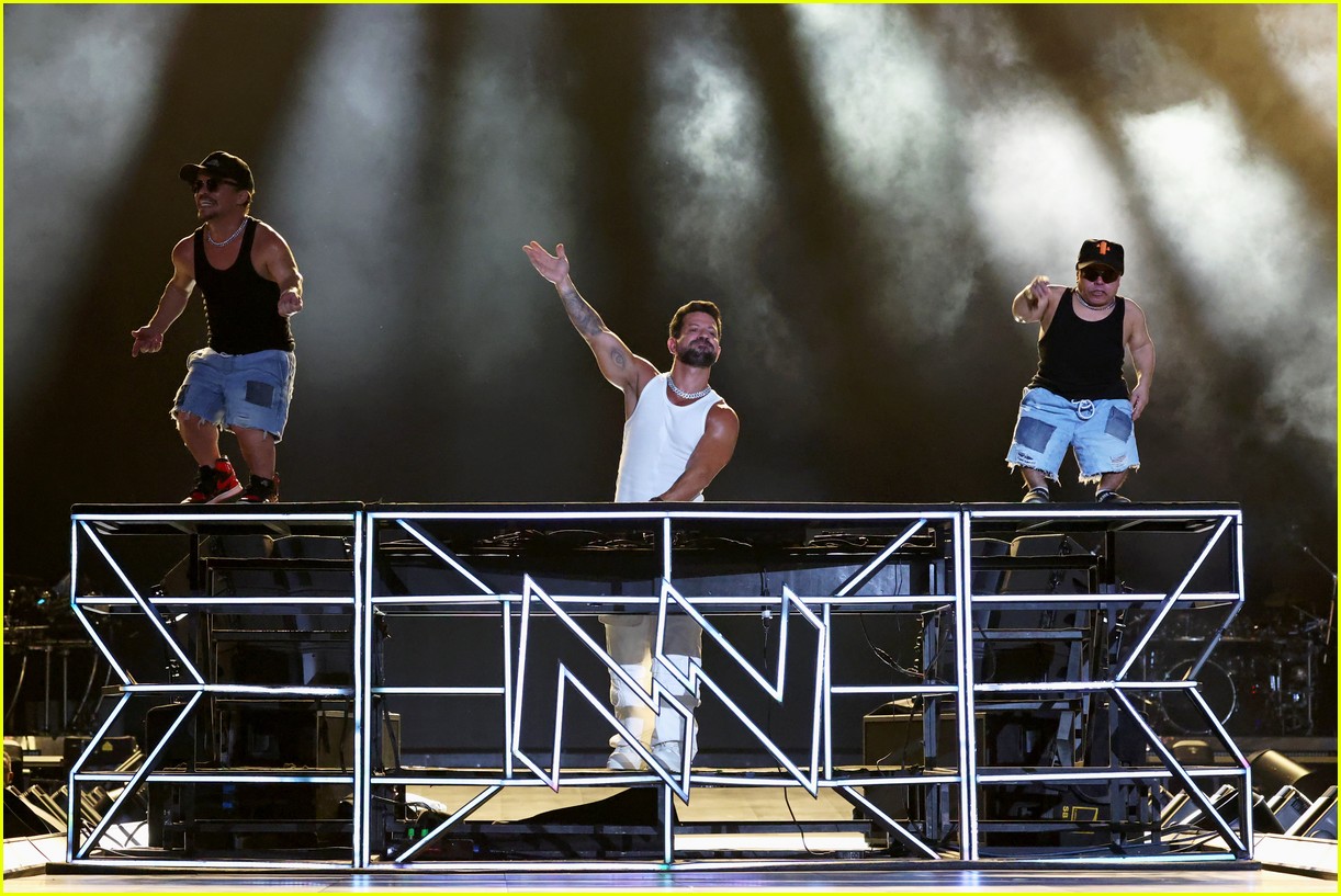 Photo: shakira world tour opening night 2025 16 | Photo 5125474 | Just ...