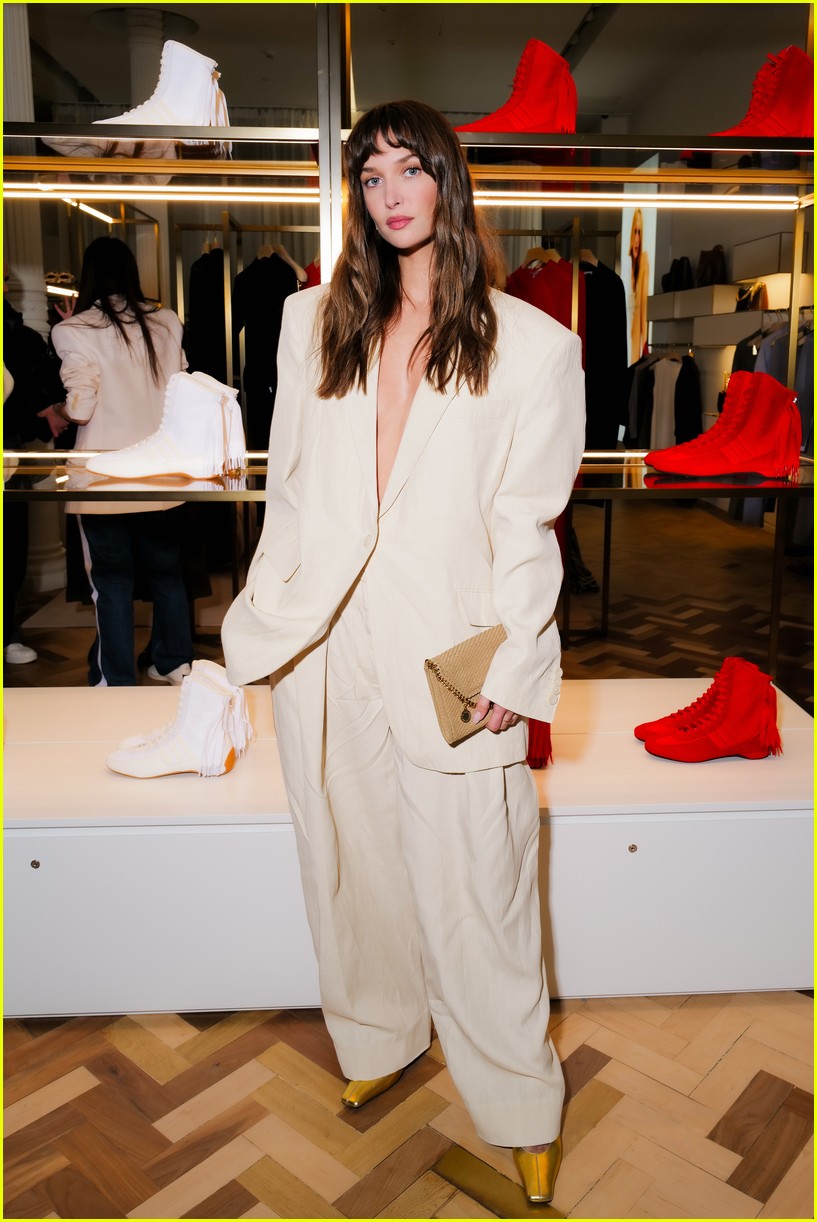 It Ends With Us' Isabela Ferrer Joins Models Martha Hunt, Alex Consani ...