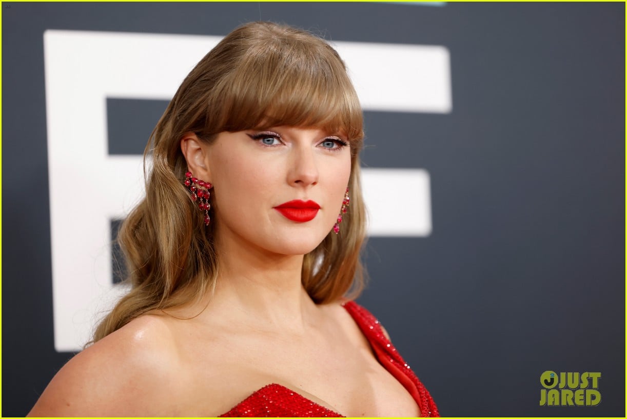 Taylor Swift's Grammys 2025 Dress Features Sneaky 'T' Detail - See the Red Carpet Photos!: Photo ...