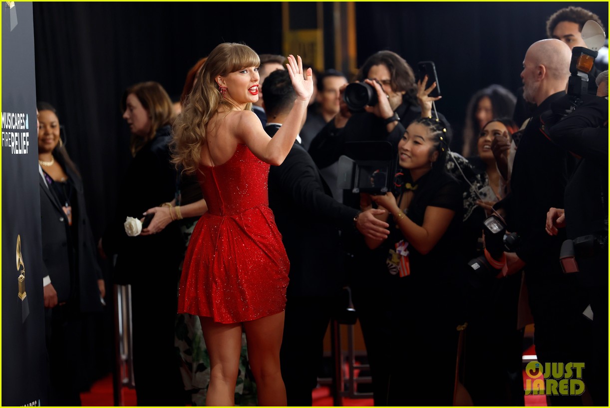 Taylor Swift's Grammys 2025 Dress Features Sneaky 'T' Detail - See the ...