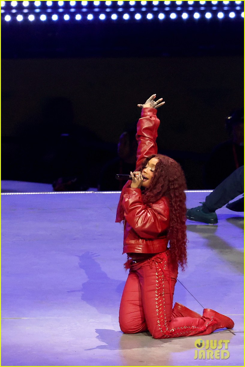 SZA Joins Kendrick Lamar & Performs 2 Songs During Super Bowl Halftime ...