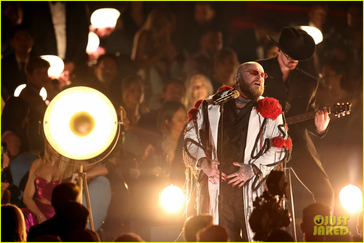 Teddy Swims Gives Intimate Performance of 'Lose Control' at Grammys ...