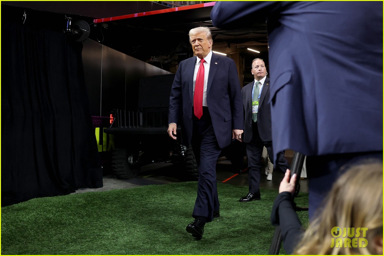 Who's Sitting with Donald Trump at Super Bowl 2025? Look Inside His Box ...