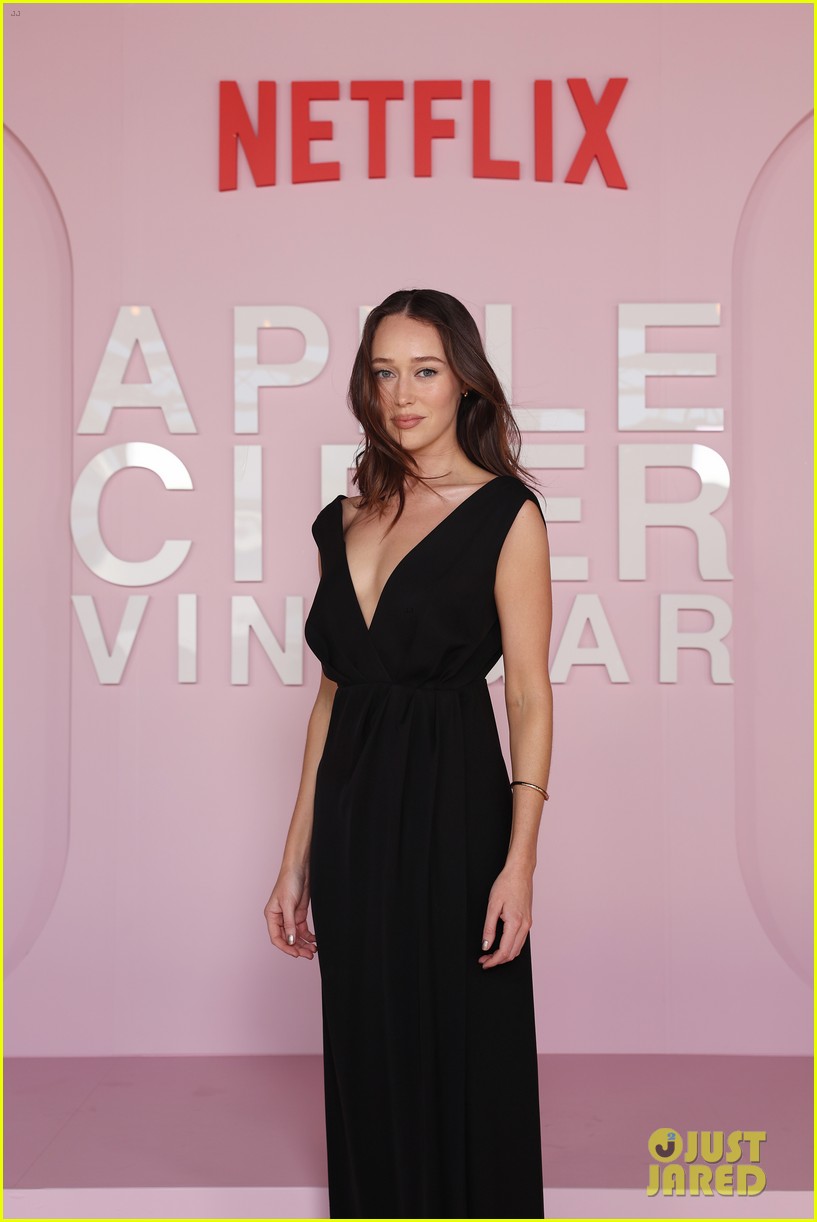 Kaitlyn Dever Joins Co-Stars Aisha Dee & Alycia Debnam-Carey at 'Apple Cider Vinegar' World ...