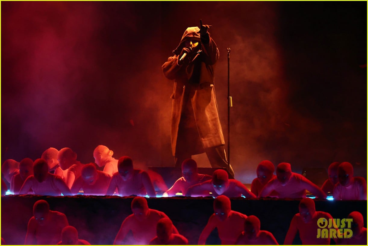 The Weeknd Ends Grammys Boycott, Gives Surprise 2025 Performance: Photo ...