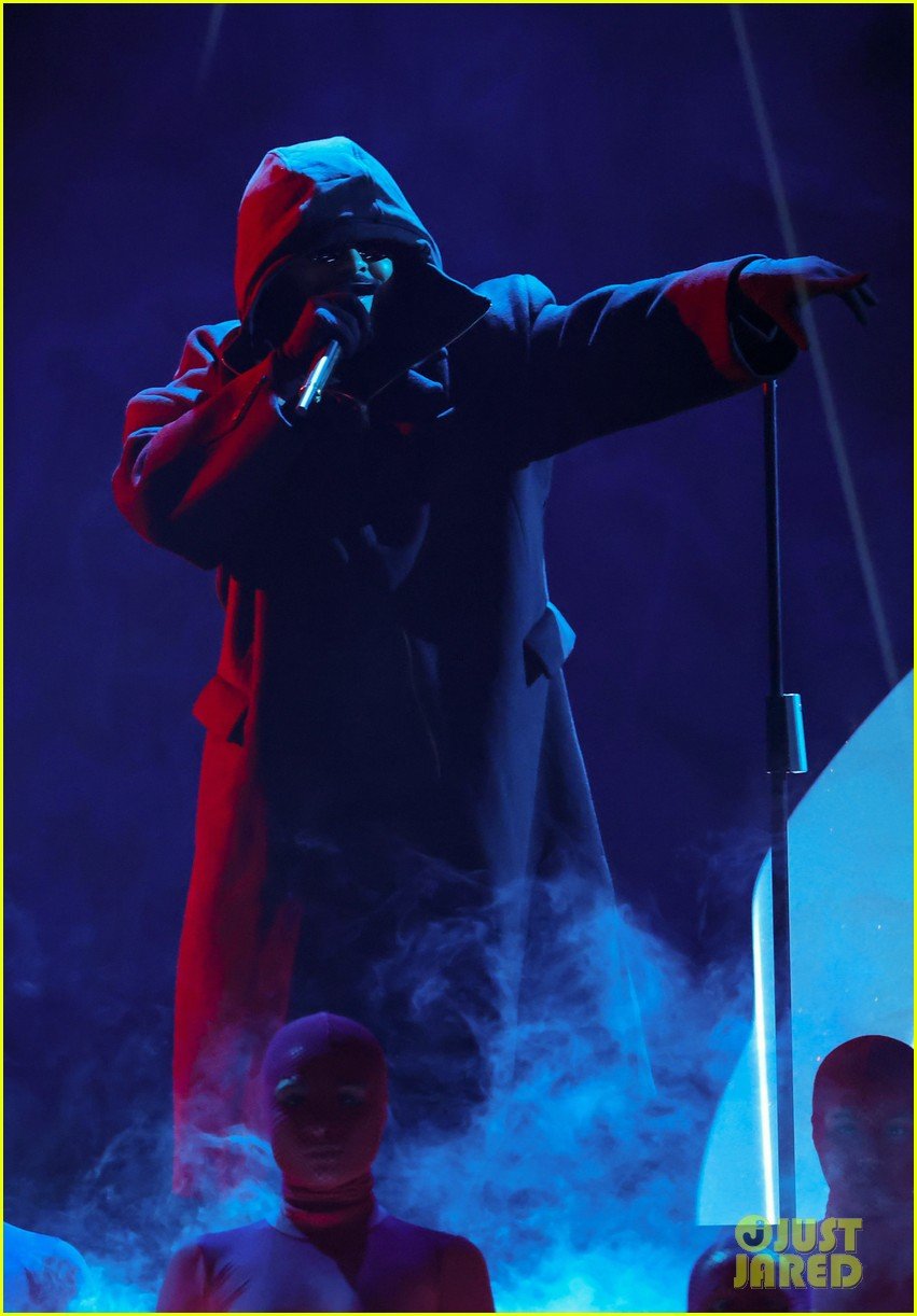 The Weeknd Ends Grammys Boycott, Gives Surprise 2025 Performance: Photo ...