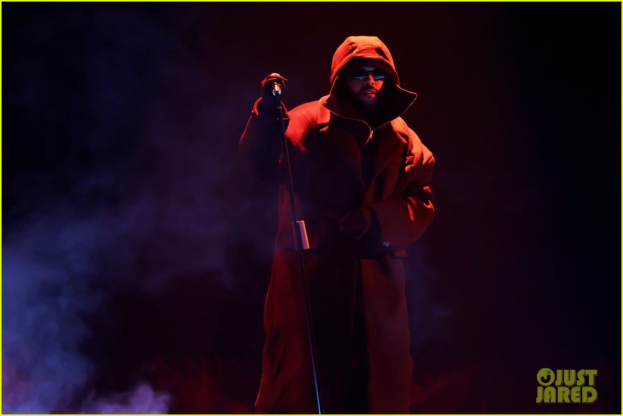 The Weeknd Ends Grammys Boycott, Gives Surprise 2025 Performance: Photo ...