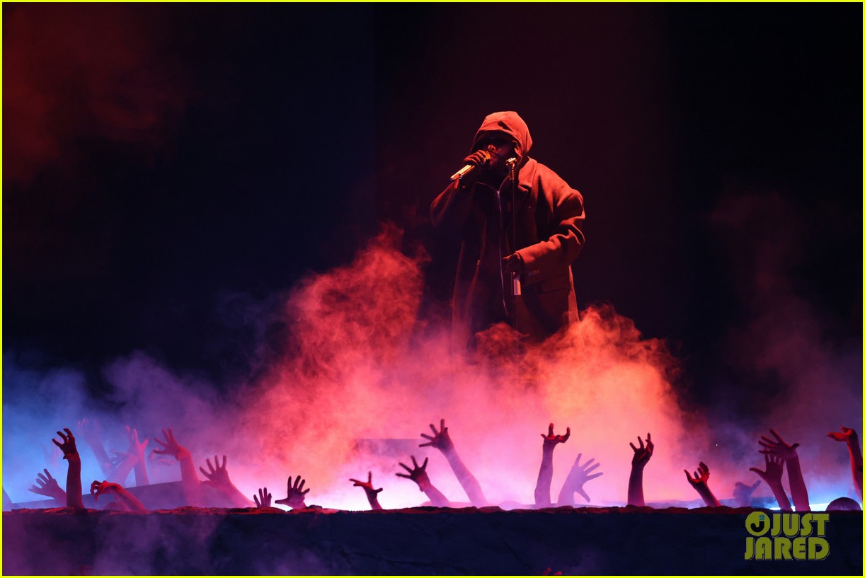 The Weeknd Ends Grammys Boycott, Gives Surprise 2025 Performance: Photo ...