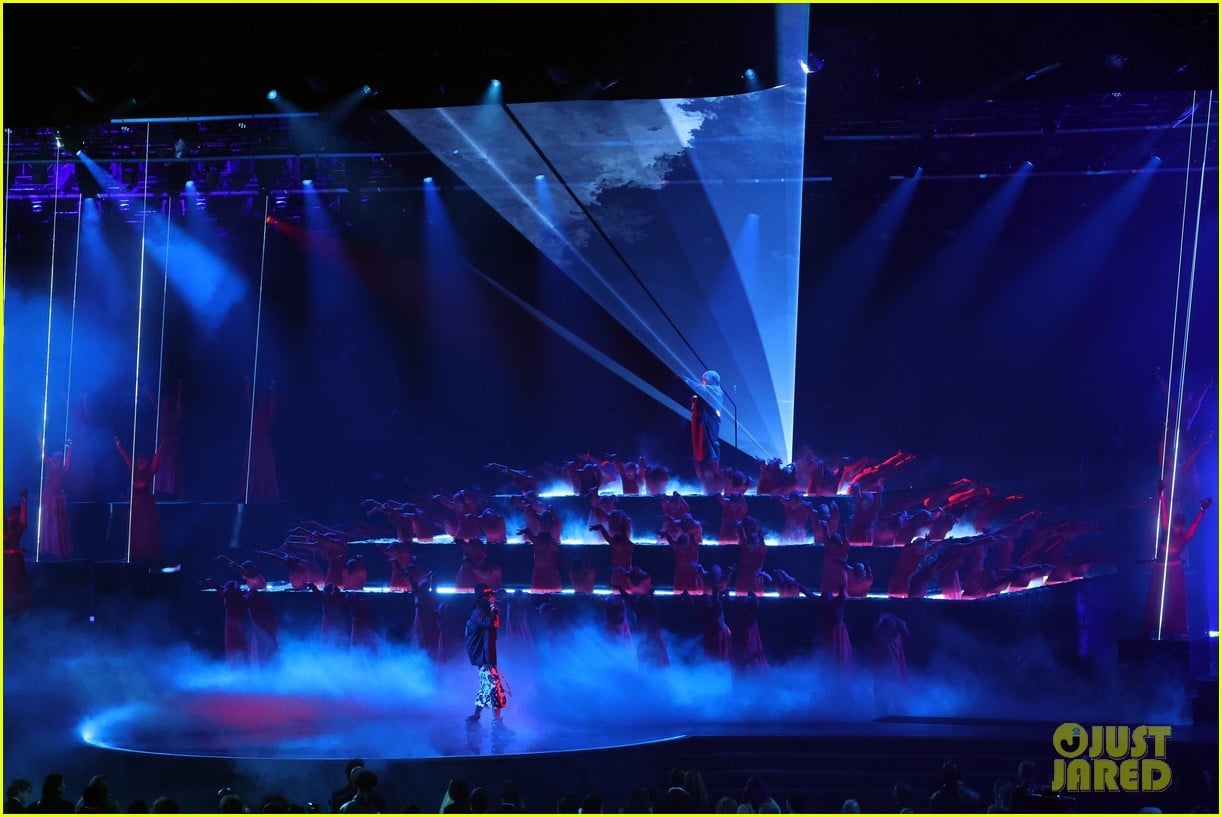 The Weeknd Ends Grammys Boycott, Gives Surprise 2025 Performance: Photo ...