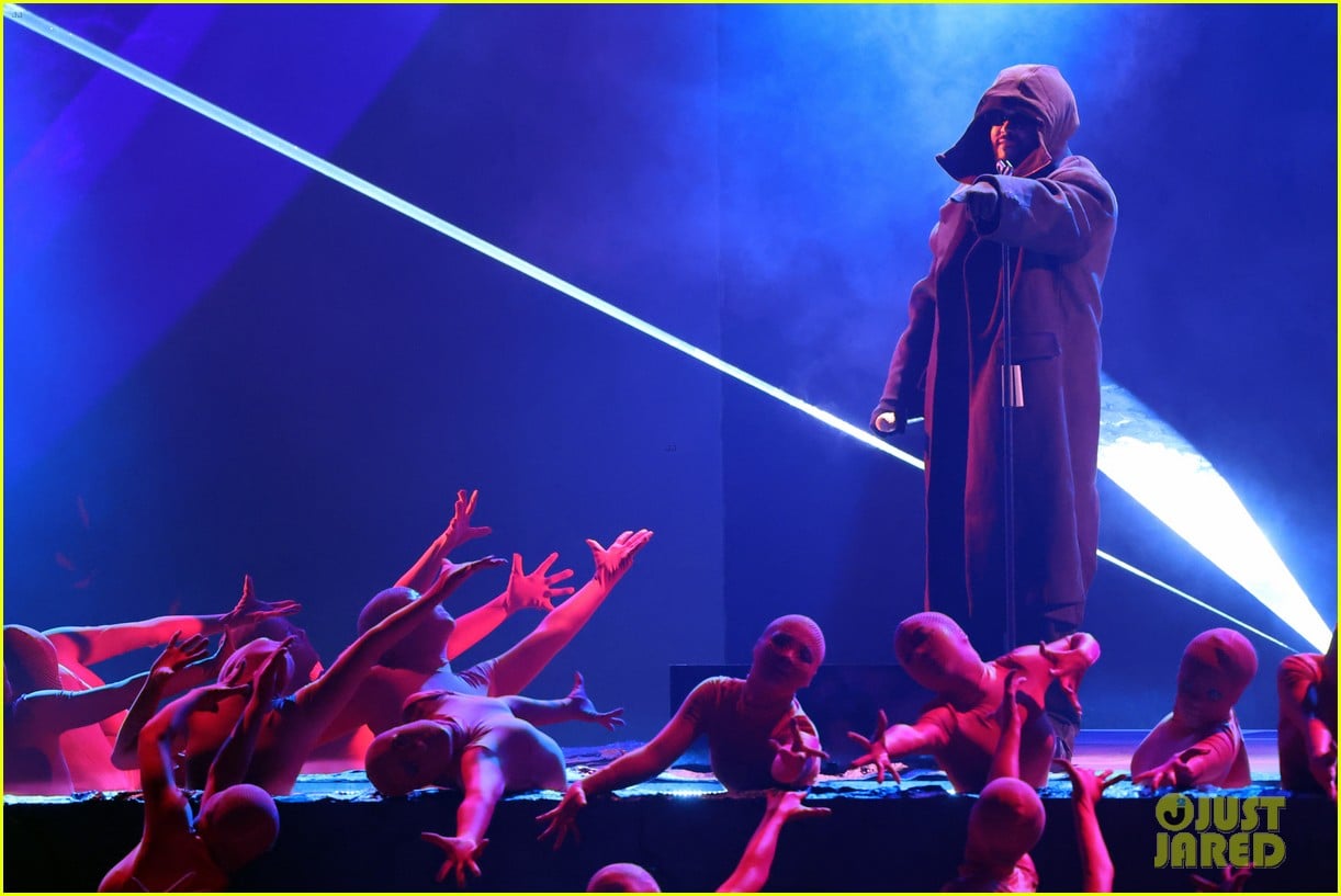 The Weeknd Ends Grammys Boycott, Gives Surprise 2025 Performance: Photo ...