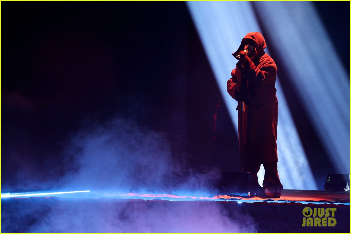 The Weeknd Ends Grammys Boycott, Gives Surprise 2025 Performance: Photo ...