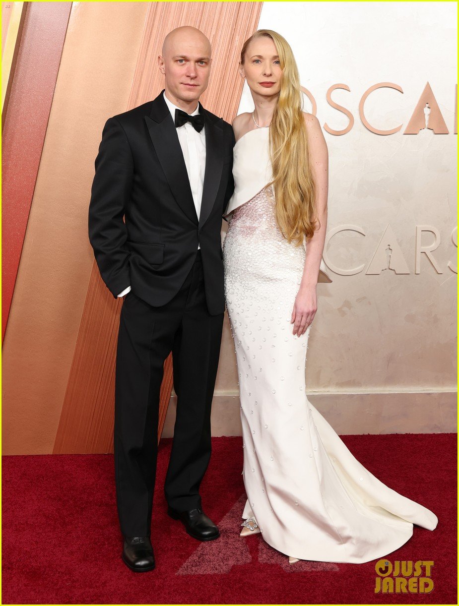 Photo: anora cast hit the red carpet at oscars 2025 05 | Photo 5131827 ...