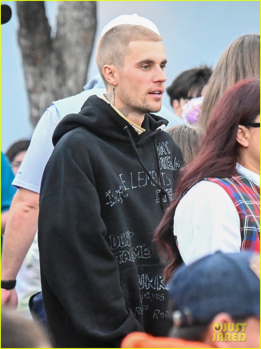 Justin Bieber & Wife Hailey Spotted in Mickey & Minnie Ears During ...