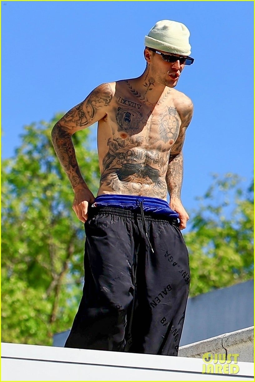 Justin Bieber Goes Shirtless As Hangs Out On Rooftop With Friends