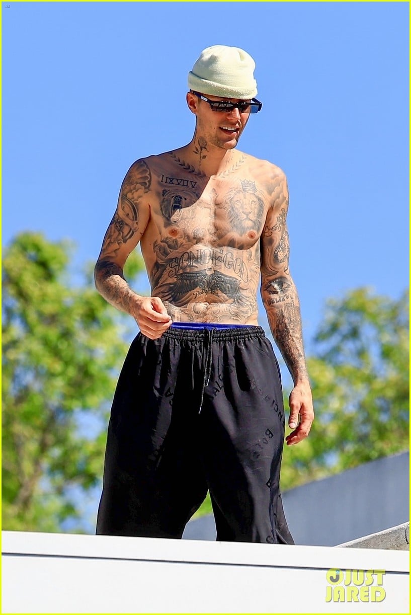 Justin Bieber Goes Shirtless as Hangs Out on Rooftop with Friends ...