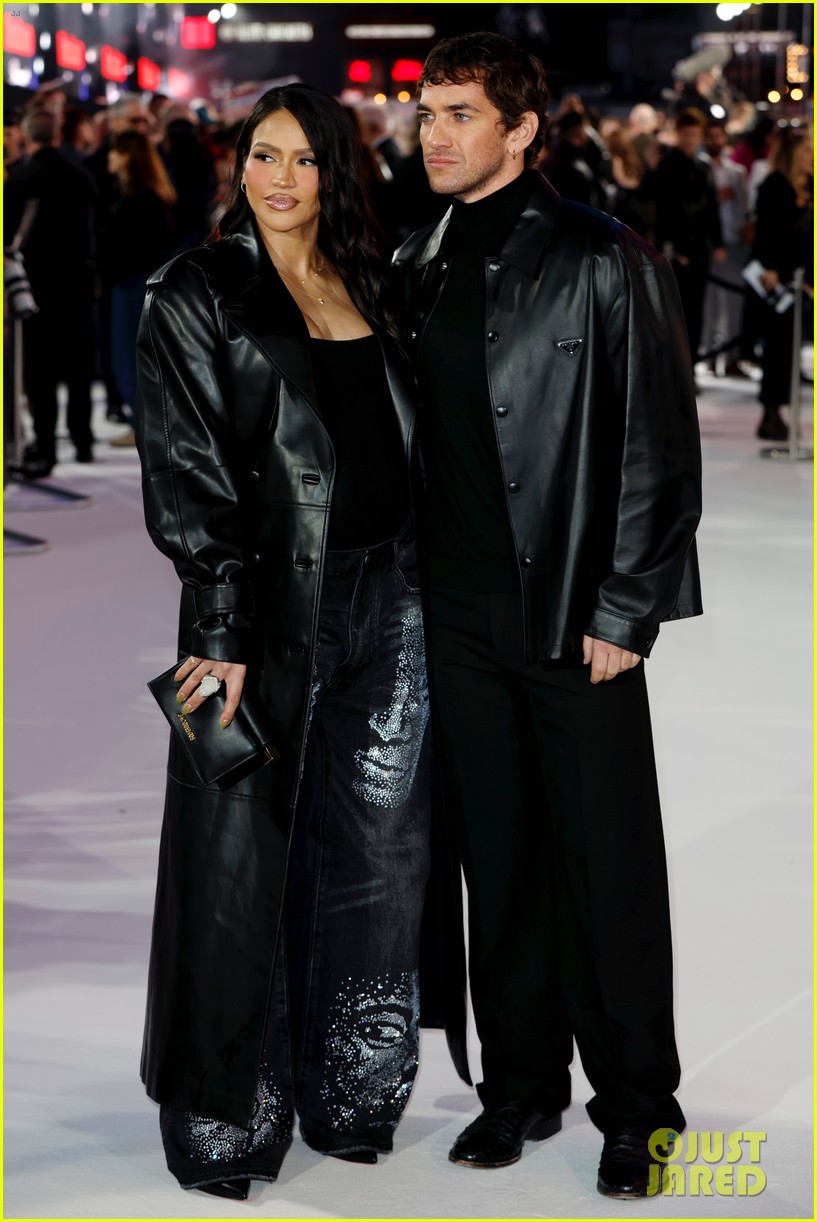 Pregnant Cassie & Husband Alex Fine Make Red Carpet Debut at 'MobLand ...