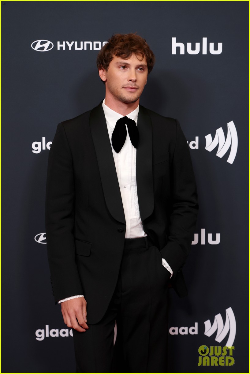 Cooper Koch Gives Red Carpet Kisses to Boyfriend Stuart McClave at ...